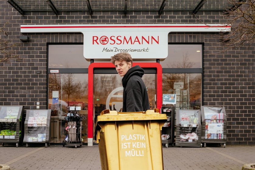 Plastik mit Goldstatus: ROSSMANN und TikTok-Star Levi Penell setzen am ...